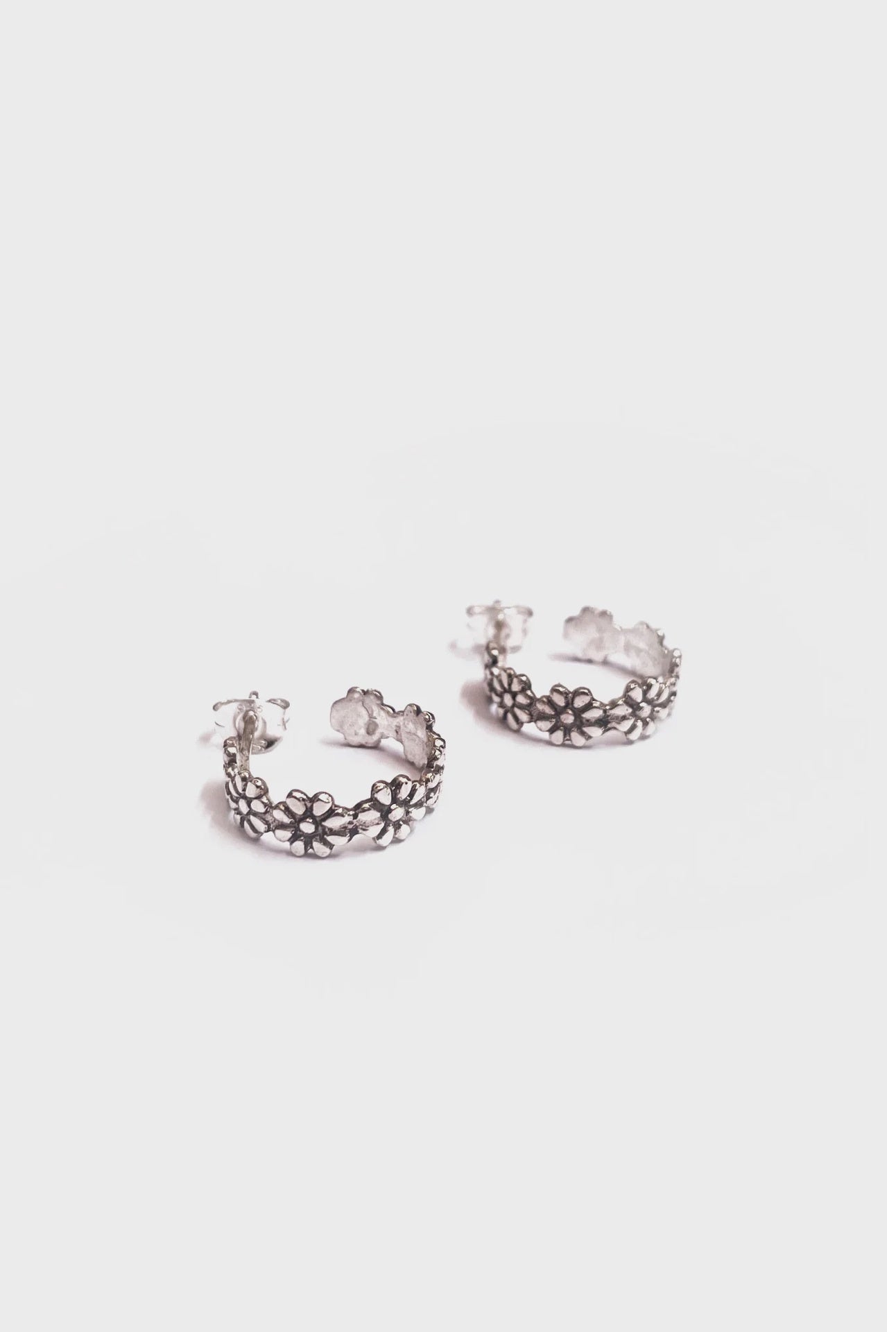 Daisy Chain Hoops Silver In Silver Taylor